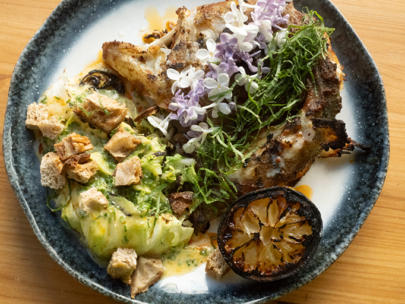 Grillet piggvarhode med kål og smørsaus - Prepp Magasin